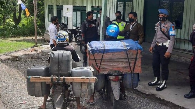 270 Liter Miras Jenis Saguer Diamankan di Sigi | kumparan.com