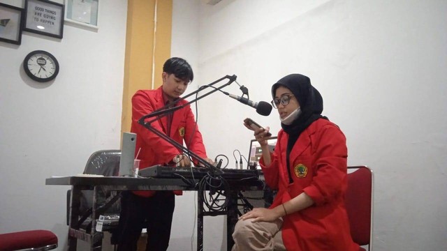 Magang UNTAG Surabaya: Penerapan Penulisan Naskah RRI Surabaya ...