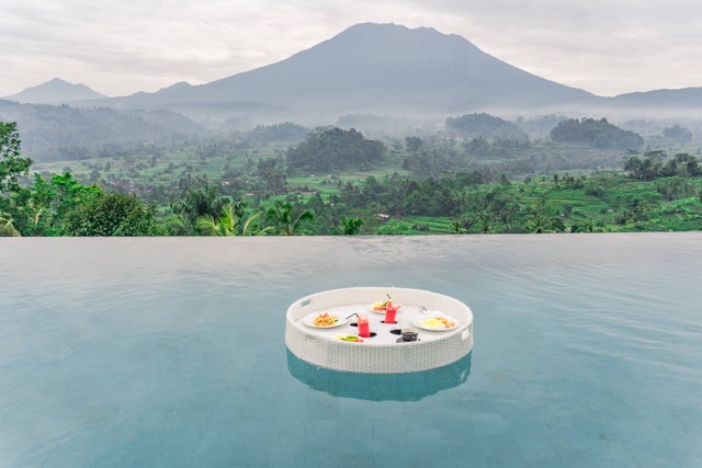 5 Hotel dengan Floating Breakfast di Bali untuk Staycation | kumparan.com