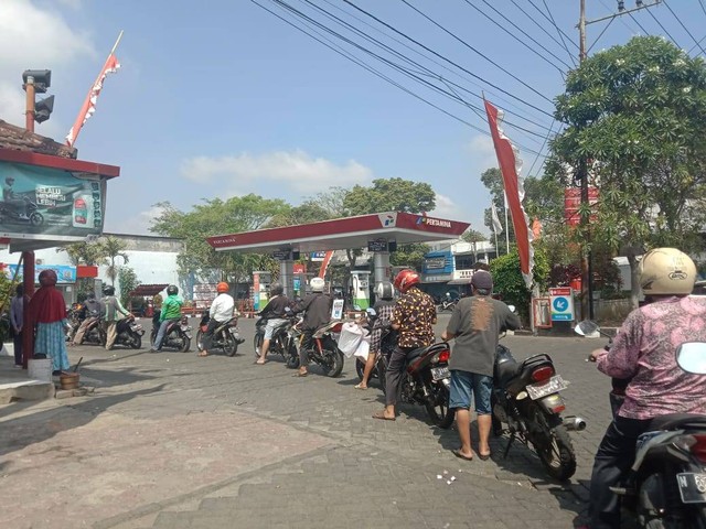 Antrean Panjang Terjadi di Sejumlah SPBU Kota Malang | kumparan.com