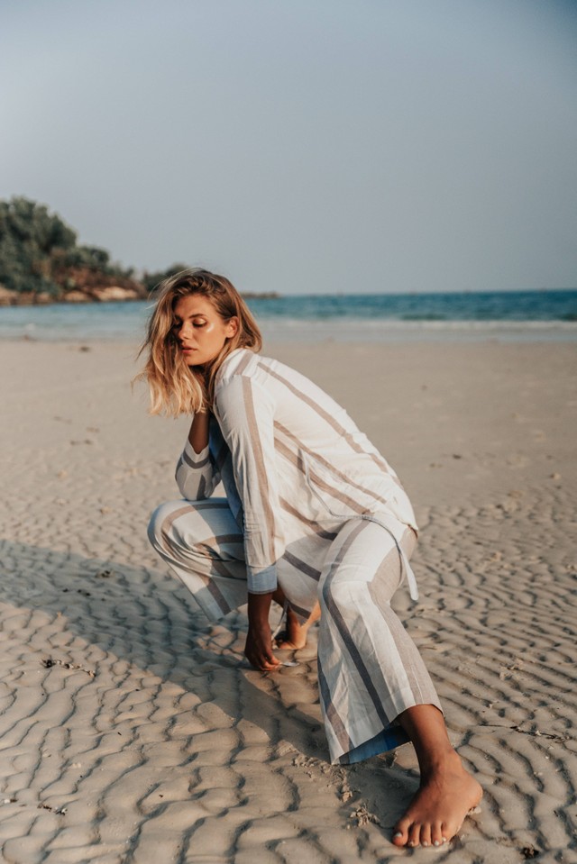 Rekomendasi Style ke Pantai Casual, 5 Jenis Ini Enggak Pernah Salah ...