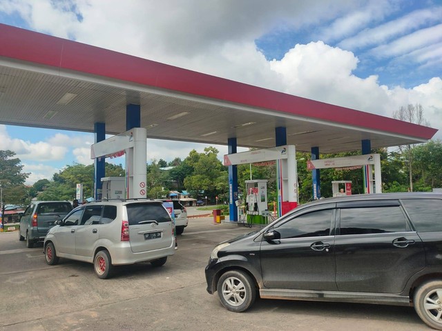 Jelang Kenaikan BBM, Polisi Pantau Antrean SPBU di Batam | kumparan.com