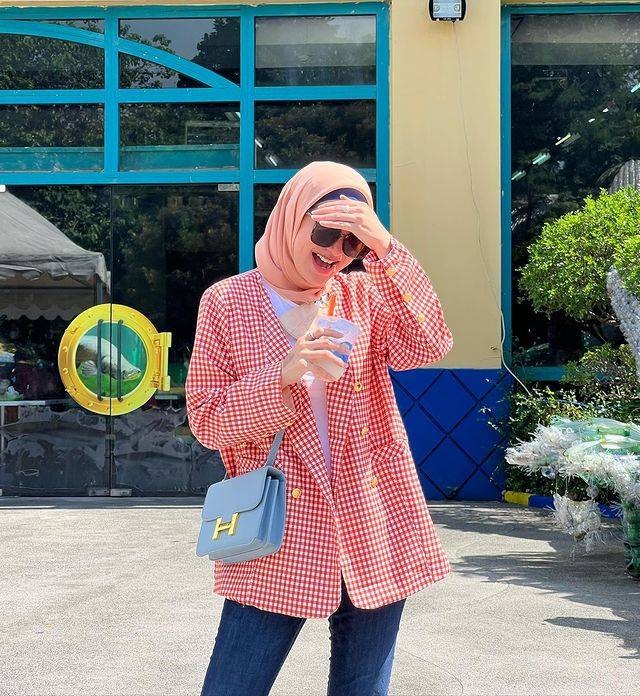 5 Potret Hijab Gaya Kasual ala Delia Septianti | kumparan.com