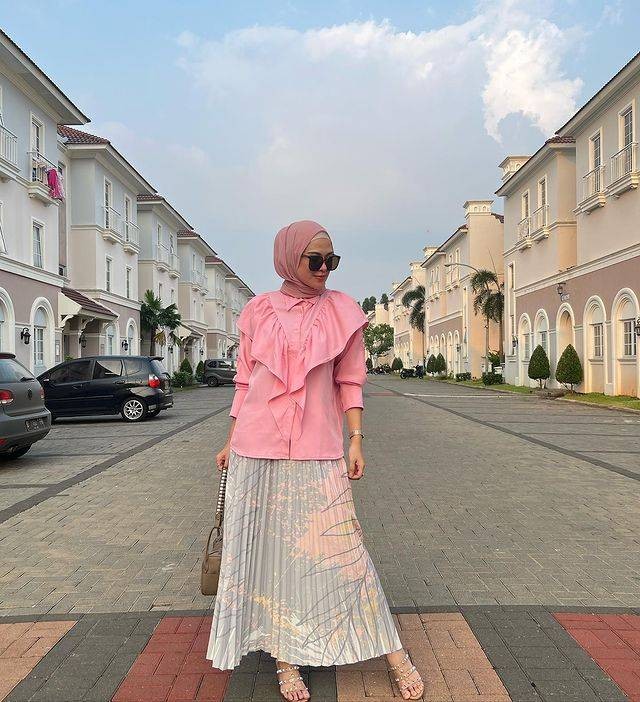 5 Potret Hijab Gaya Kasual ala Delia Septianti | kumparan.com