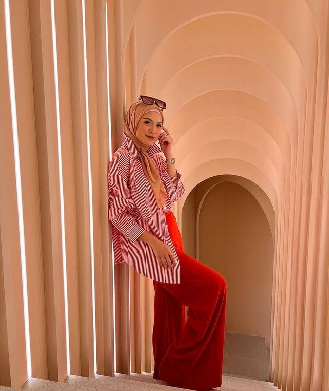 5 Potret Hijab Gaya Kasual ala Delia Septianti | kumparan.com