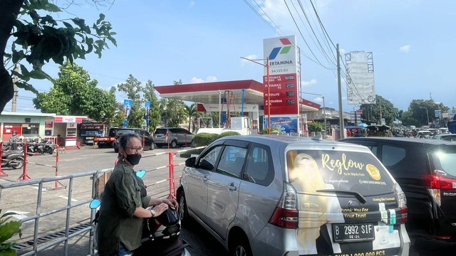 Cerita Warga Antre di SPBU Pasar Minggu Usai Tahu Harga BBM Naik | kumparan.com