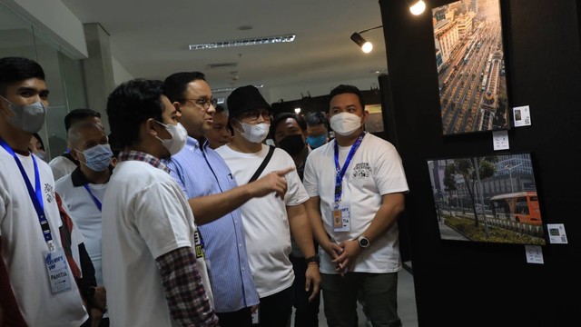 Anies Buka Pameran Foto Transformasi Ruang-ruang Ketiga Jakarta 2022 | kumparan.com