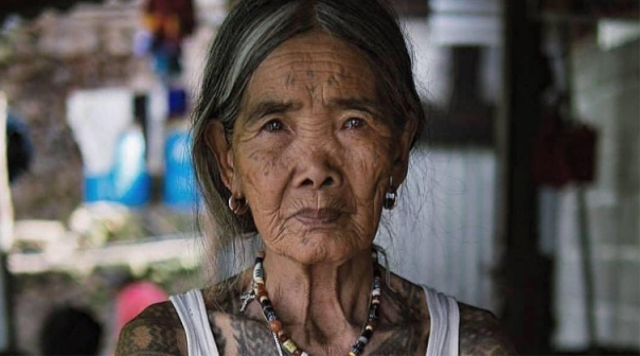 7 Tradisi Unik di Dunia, Salah Satunya Memanjangkan Leher | kumparan.com