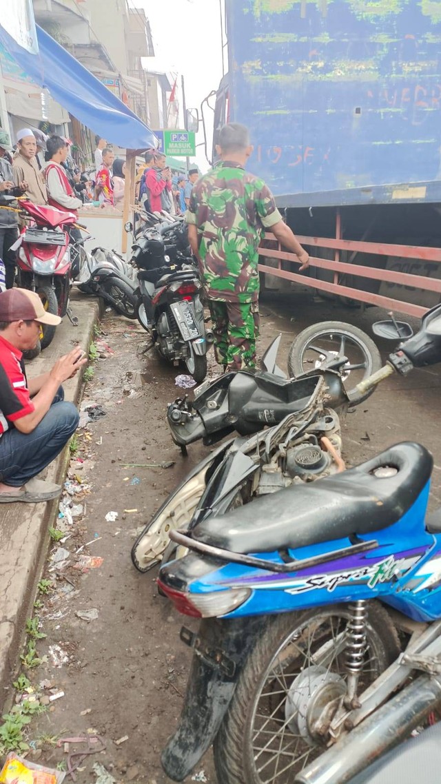 Truk Fuso Tabrak Belasan Motor di Pasar Gekbrong Cianjur, 1 Orang Luka Ringan | kumparan.com