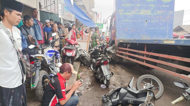 Truk Fuso Tabrak Belasan Motor di Pasar Gekbrong Cianjur, 1 Orang Luka Ringan | kumparan.com