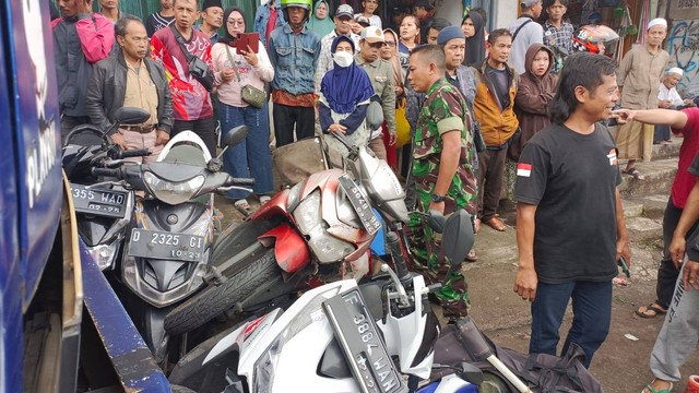 Truk Fuso Tabrak Belasan Motor di Pasar Gekbrong Cianjur, 1 Orang Luka Ringan | kumparan.com