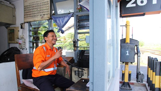 Mengenal Tugas Penjaga Pintu KA, Sering Disepelekan tapi Selamatkan ...