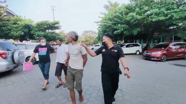 Curi Besi Rel Kereta Api di Brebes, 2 Pria Dibekuk Polisi | kumparan.com