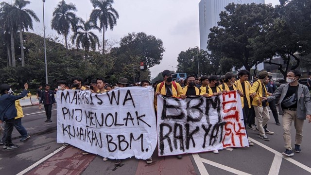 Demo Tolak Harga BBM Naik, Massa Aksi BEM SI Tiba di Patung Kuda ... Demo Tolak Harga BBM Naik, Massa Aksi BEM SI Tiba di Patung Kuda ...