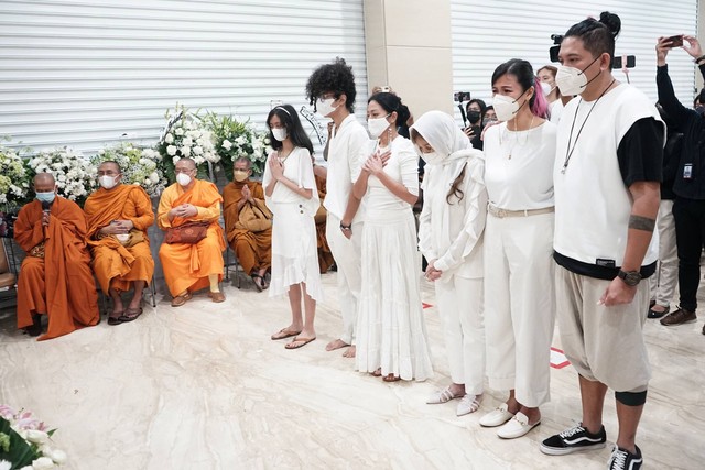 2 Minggu Setelah Reza Gunawan Meninggal, Dewi Lestari: Kami Masih ...