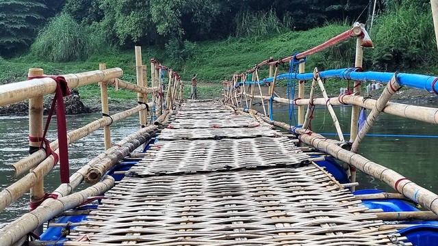 Foto: Jembatan Bambu di Sukoharjo, Dibangun dengan Tangan Warga ...