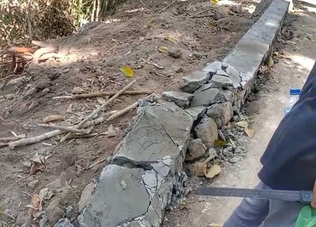 Belum Sebulan Dikerjakan, Talud Jalan di Lebatukan, Lembata, Sudah ...