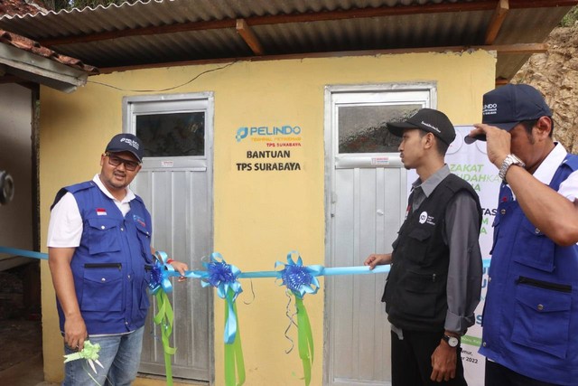 Sumur Bor dan Fasilitas MCK dari PT Terminal Petikemas Surabaya dan IZI Jatim | kumparan.com