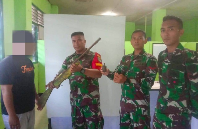 Seorang Warga Di Ternate Serahkan Senjata Api Rakitan Ke Satgas Tni
