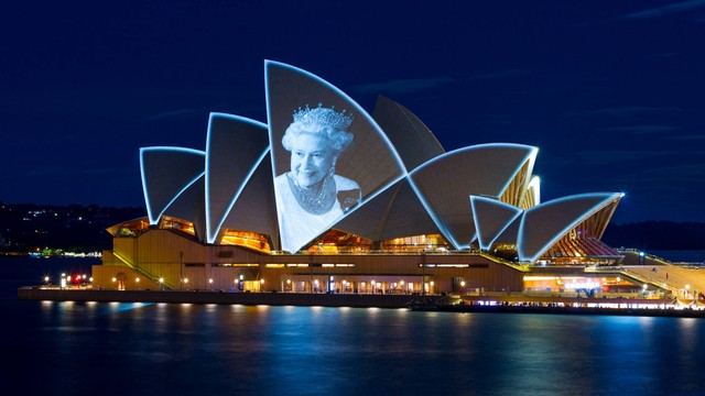 Foto: Wajah Ratu Elizabeth II Terangi Malam di Opera House Sydney ...