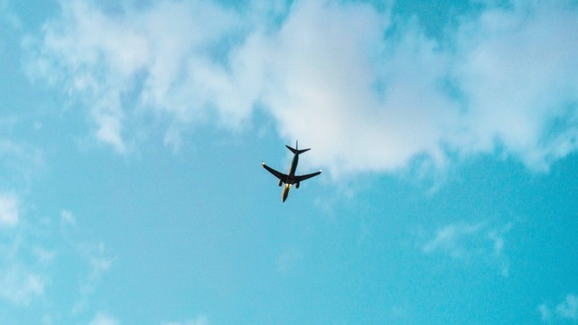 Apa Perbedaan Pesawat Ekonomi, Bisnis, dan First Class? | kumparan.com
