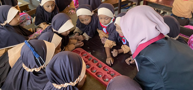 Pengenalan Permainan Tradisional Dakon Atau Congklak Dari Mahasiswa PMM ... Pengenalan Permainan Tradisional Dakon Atau Congklak Dari Mahasiswa PMM ...