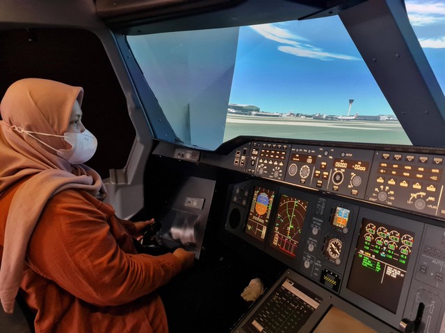 Serunya Jadi Pilot Airbus A380 di Emirates Simulator Dubai Mall ...