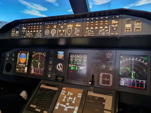 Serunya Jadi Pilot Airbus A380 di Emirates Simulator Dubai Mall ...