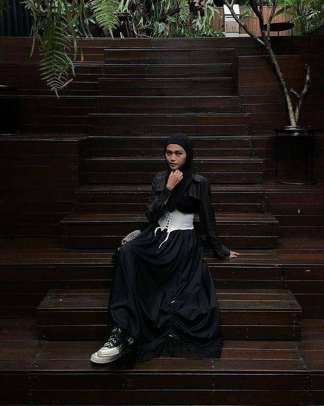 Elegan dan Minimalis, Ini 7 Potret Padu Padan Outfit Hitam ala Ratu ...