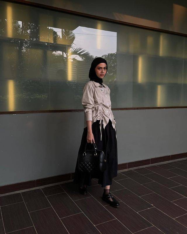 Elegan dan Minimalis, Ini 7 Potret Padu Padan Outfit Hitam ala Ratu ...