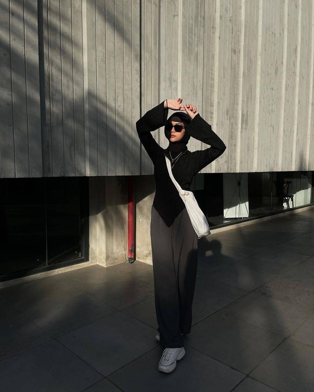 Elegan dan Minimalis, Ini 7 Potret Padu Padan Outfit Hitam ala Ratu ...