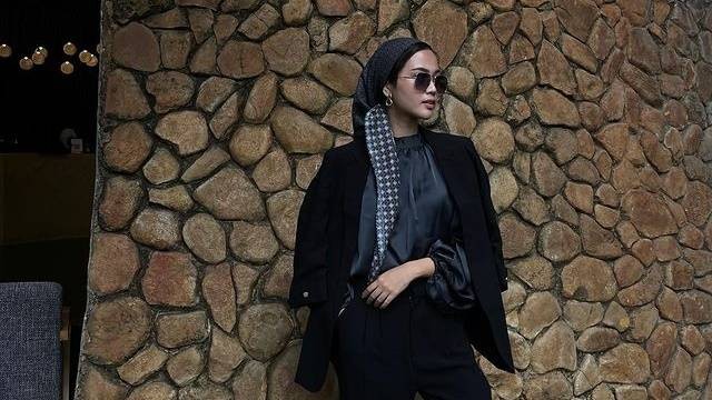 Elegan dan Minimalis, Ini 7 Potret Padu Padan Outfit Hitam ala Ratu ...