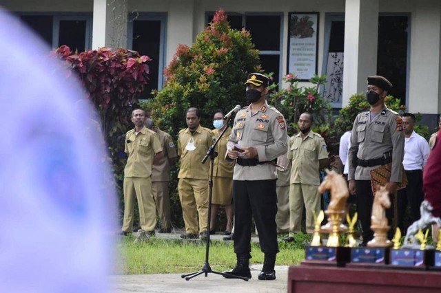 Police Go To School, Kapolres Kaimana Jadi Irup di SMA Negeri 1 | kumparan.com