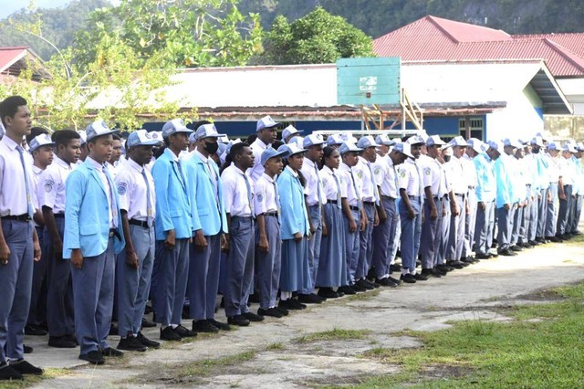 Police Go To School, Kapolres Kaimana Jadi Irup di SMA Negeri 1 | kumparan.com