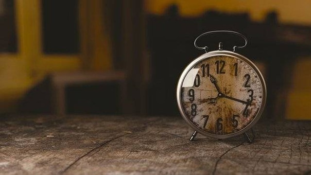 12 PM Jam Berapa? Ini Perbedaan AM dan PM dalam Bahasa Inggris ...