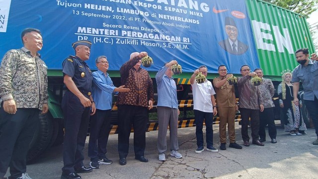 Mendag Zulhas Lepas Ekspor 6.700 Pasang Sepatu Nike ke Belanda | kumparan.com