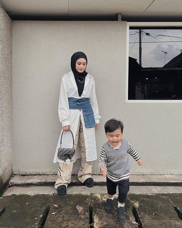 7 Ide Padu Padan Layering Outfit Hijab ala Helmi Nursifah | kumparan.com