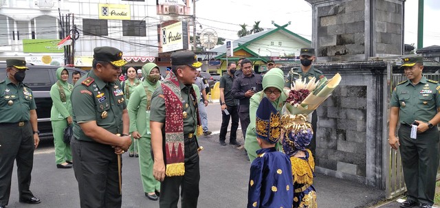 Foto: Kedatangan Pangdam II/Sriwijaya di Jambi, Bagikan Bantuan ke Anak ... Foto: Kedatangan Pangdam II/Sriwijaya di Jambi, Bagikan Bantuan ke Anak ...