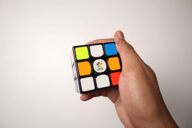 Rumus Rubik 3x3 dan Cara Menyelesaikannya bagi Pemula | kumparan.com