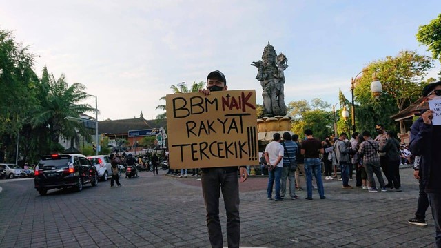 Mahasiswa Denpasar Kembali Demo Tolak BBM Naik di Patung Catur Muka ... Mahasiswa Denpasar Kembali Demo Tolak BBM Naik di Patung Catur Muka ...