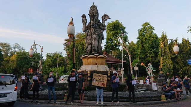 Mahasiswa Denpasar Kembali Demo Tolak BBM Naik di Patung Catur Muka ... Mahasiswa Denpasar Kembali Demo Tolak BBM Naik di Patung Catur Muka ...