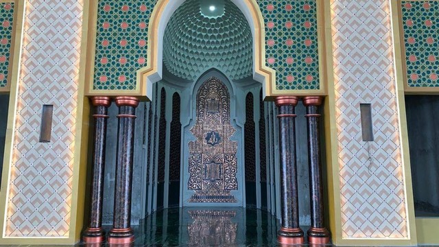 Melihat Keindahan Masjid Unik Berlantai Batu Giok di Nagan Raya ...