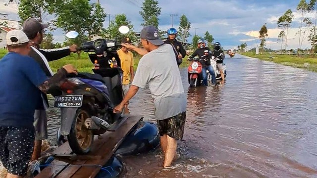 Terdapat 8 Titik Banjir di Ruas Jalan Pangkalan Bun-Kolam | kumparan.com