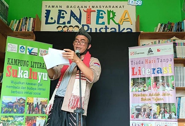 Berpuisi di Taman Bacaan, Meresapi bukan Meratapi | kumparan.com