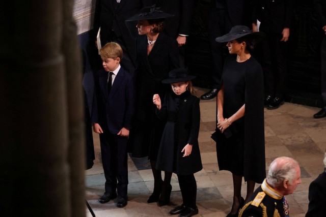 Pangeran George & Putri Charlotte Ikut Hadir di Pemakaman Ratu ...