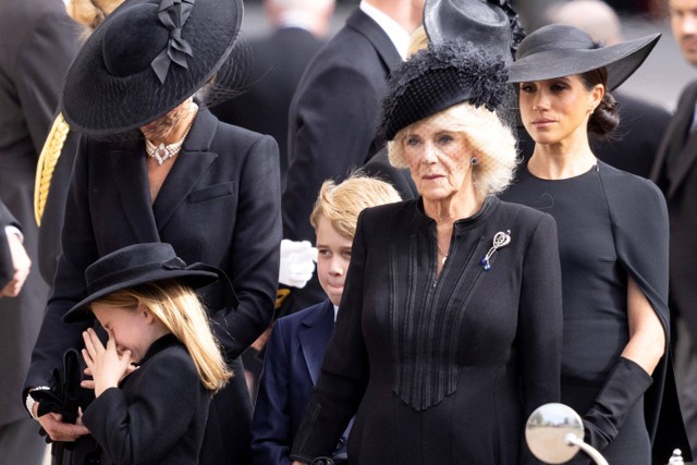 Makna Veil Hitam Camilla & Kate Middleton di Pemakaman Ratu Elizabeth ...