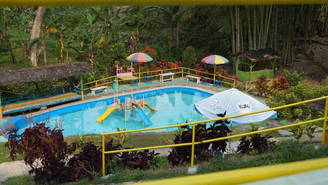 Batu Jati Mas, Berlibur di Tengah Sawah dan Rimbunnya Pohon Jati Mas ...