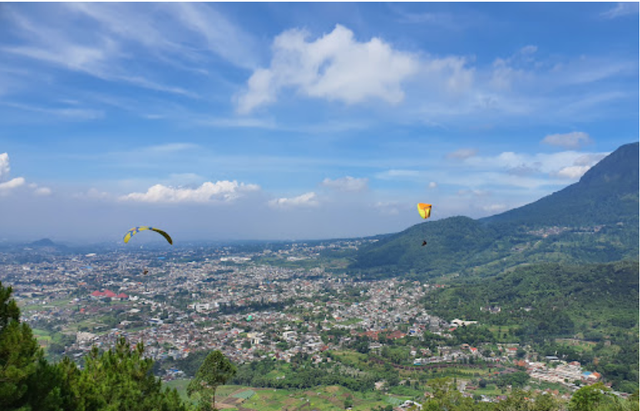 Paralayang Batu: Lokasi dan Harga Tiket Masuknya 2022 | kumparan.com