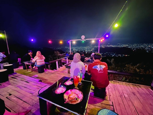 Menikmati Ngopi dan Nongkrong ala Puncak di Sobat Kopi, Bandar Lampung ...