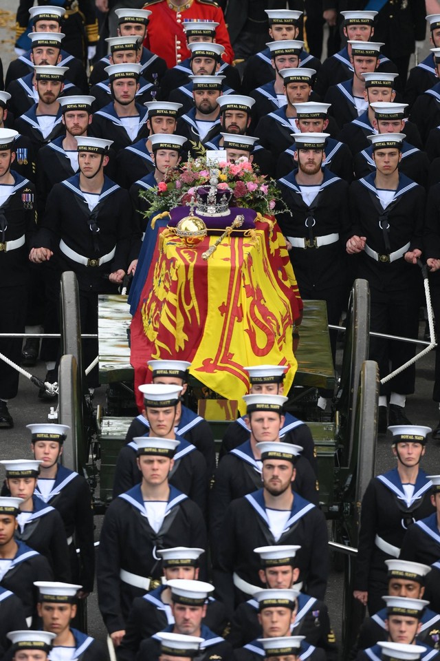 Cetak Sejarah, 15 Pelaut Perempuan Ikut Menarik Peti Mati Ratu ...